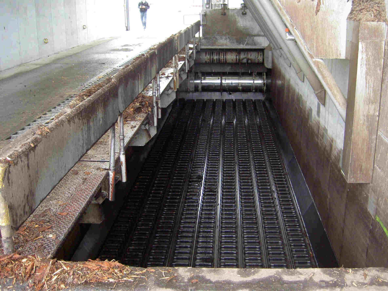 Controlled Biomass Unloading with Chain Receiver | FMW INDUSTRIES