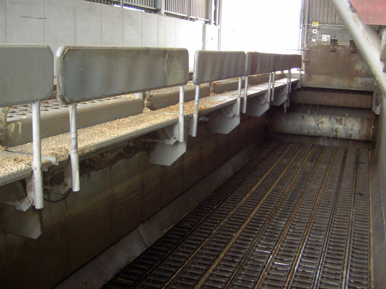 Controlled Biomass Unloading with Chain Receiver | FMW INDUSTRIES