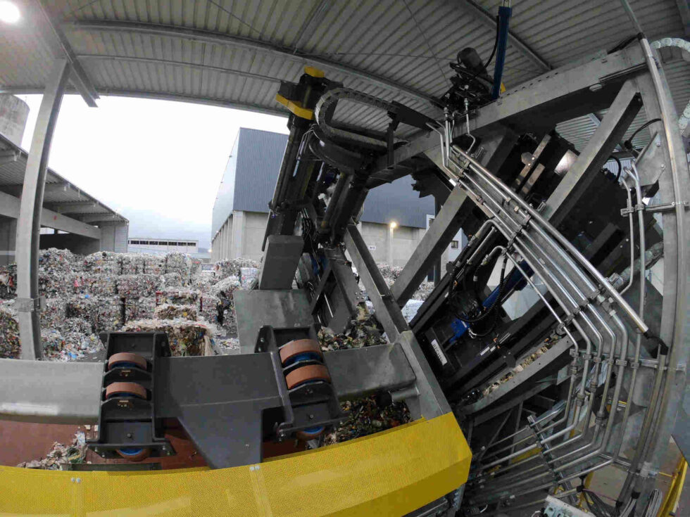 FMWs Automatic Plastic Bale Dewiring Solution for Crosswire