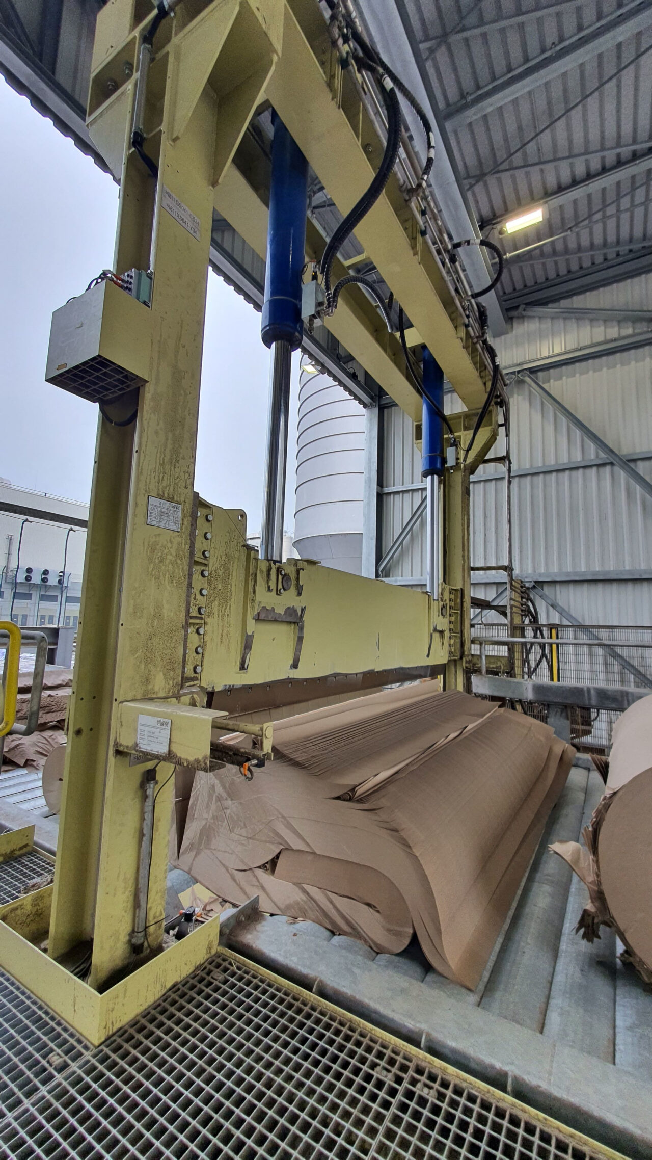 Efficient and Safe Paper Roll Splitting with FMW’s Paper Reel Splitter